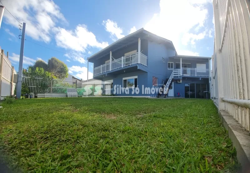 Ótimo sobrado em perfeita localização, composto por 3 apartamentos.